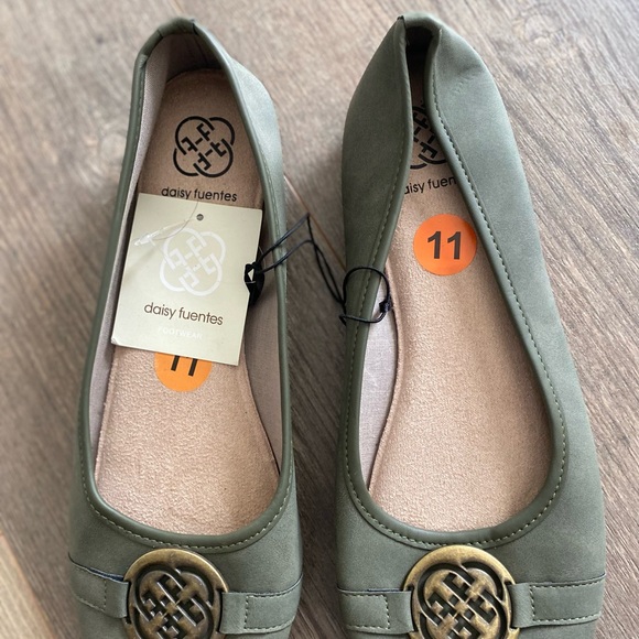 Daisy Fuentes | Shoes | Daisy Fuentes Olive Alessia Flats | Poshmark